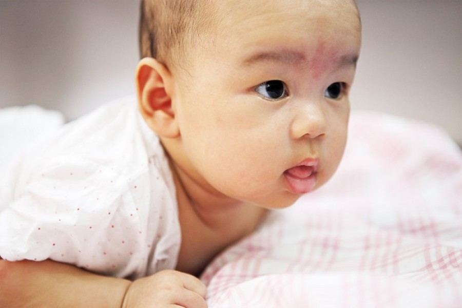 4 Cara Stimulasi Bayi Angkat Kepala dengan Baik