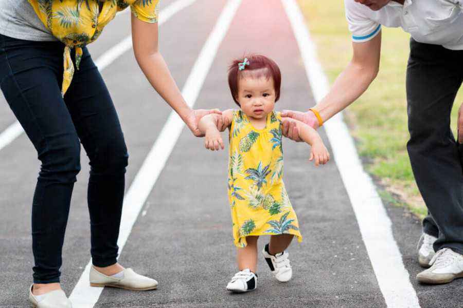 10 Stimulasi yang Bisa Diterapkan Agar Bayi Cepat Berjalan